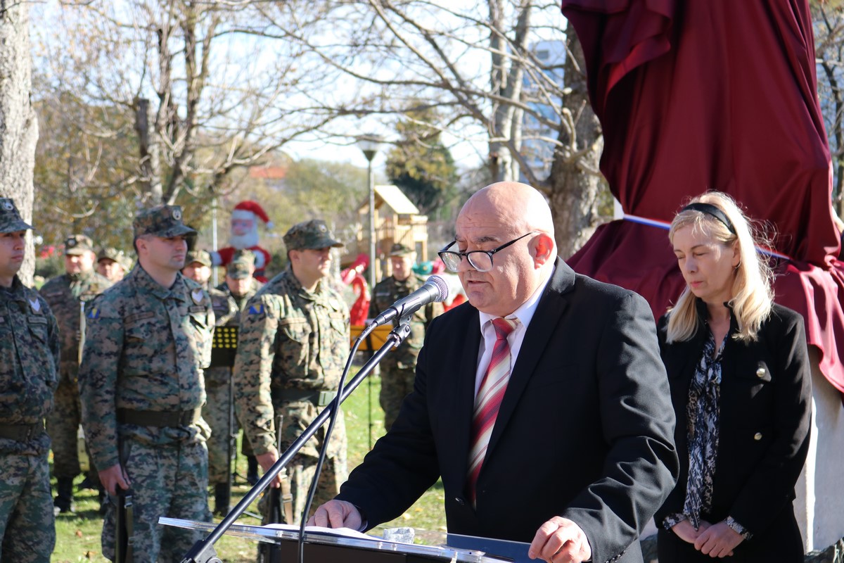 FOTO/VIDEO: Otkriven spomenik američkom vojniku Ljubušaku Petru Hercegu ...