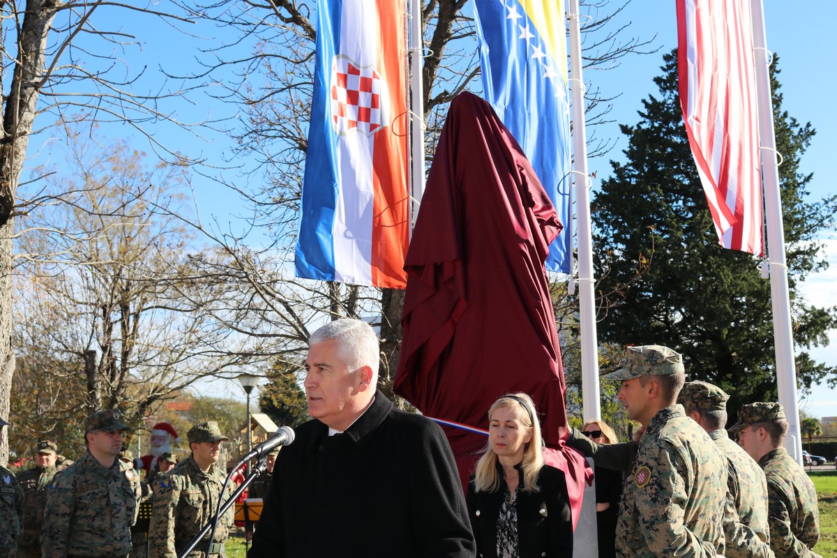 FOTO/VIDEO: Otkriven spomenik američkom vojniku Ljubušaku Petru Hercegu ...